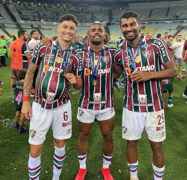 Douglas Costa conquista título pelo Fluminense e agradece: "Obrigado ...