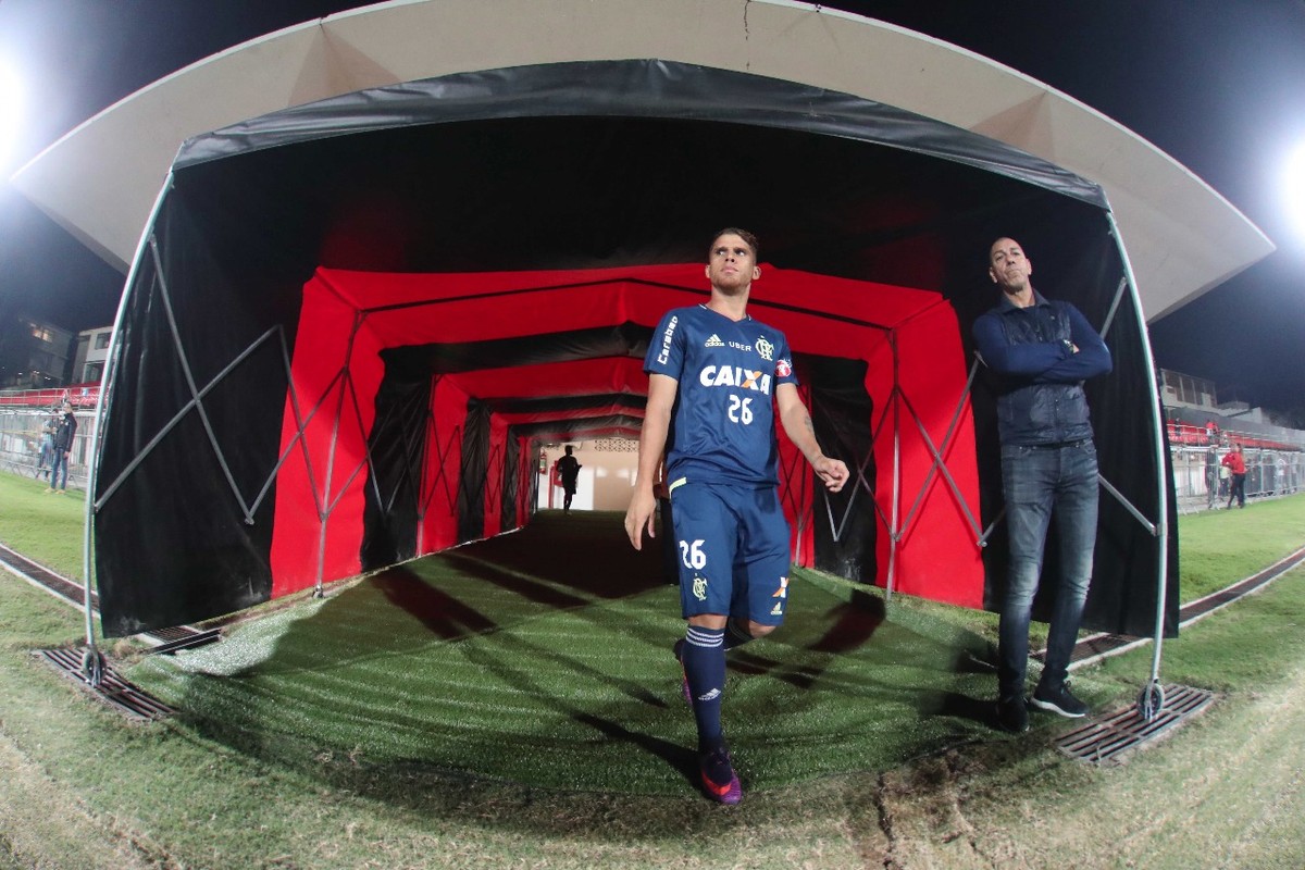 Sem Juan, Vaz volta ao Flamengo, e Zé saca Arão em treinamento ...