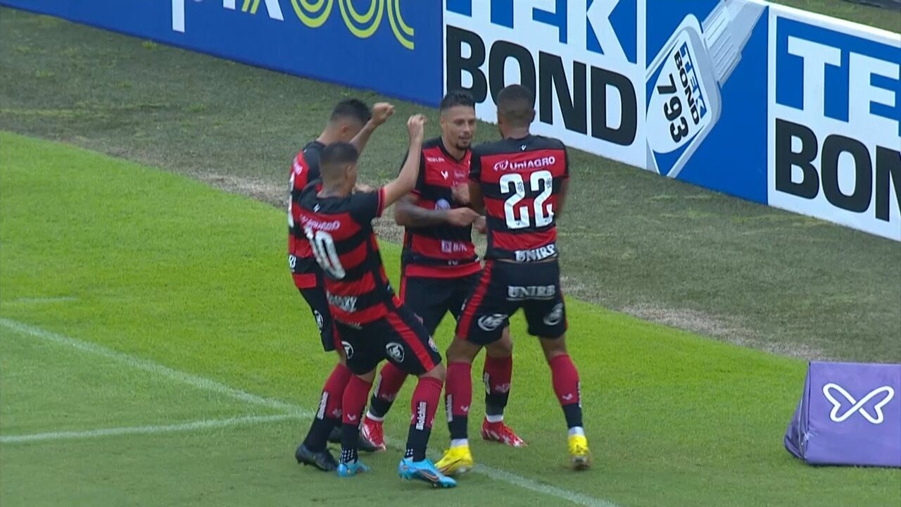 Após anos difíceis, Tréllez celebra retomada da carreira no Vitória ...