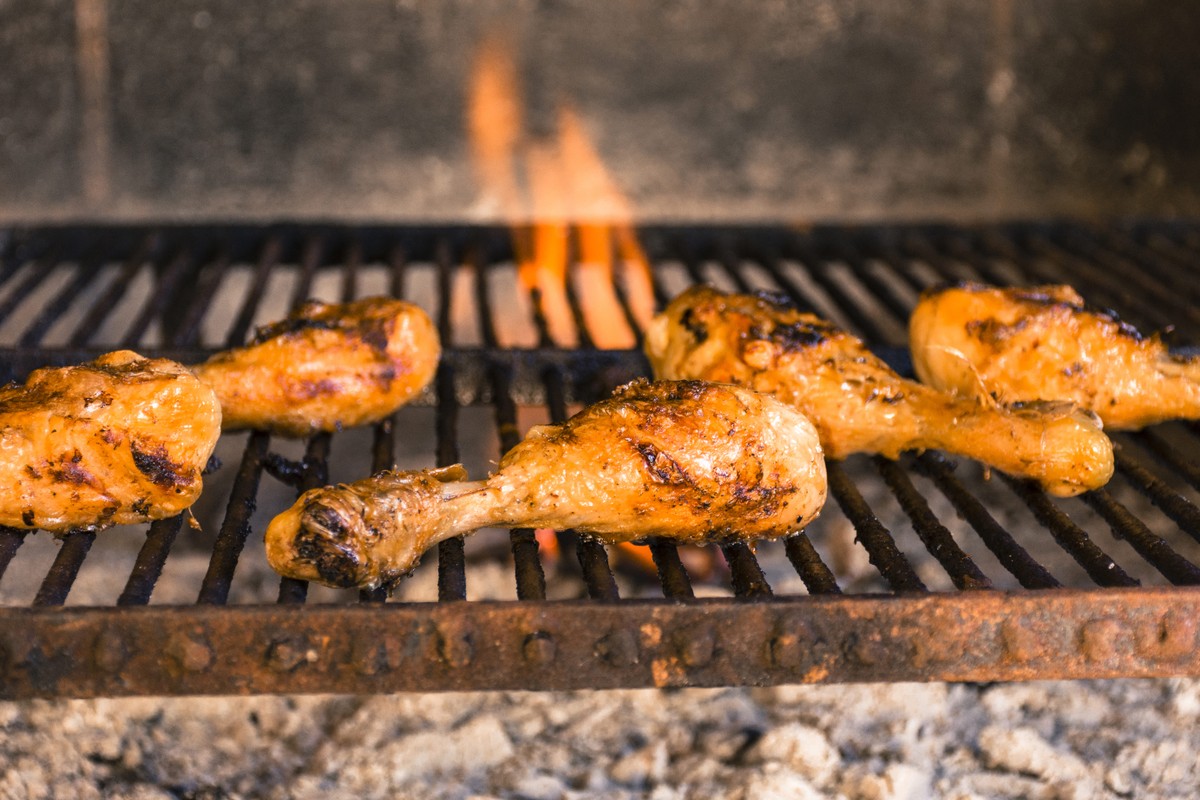 Frango no churrasco: dicas e temperos para garantir mais suculência ...