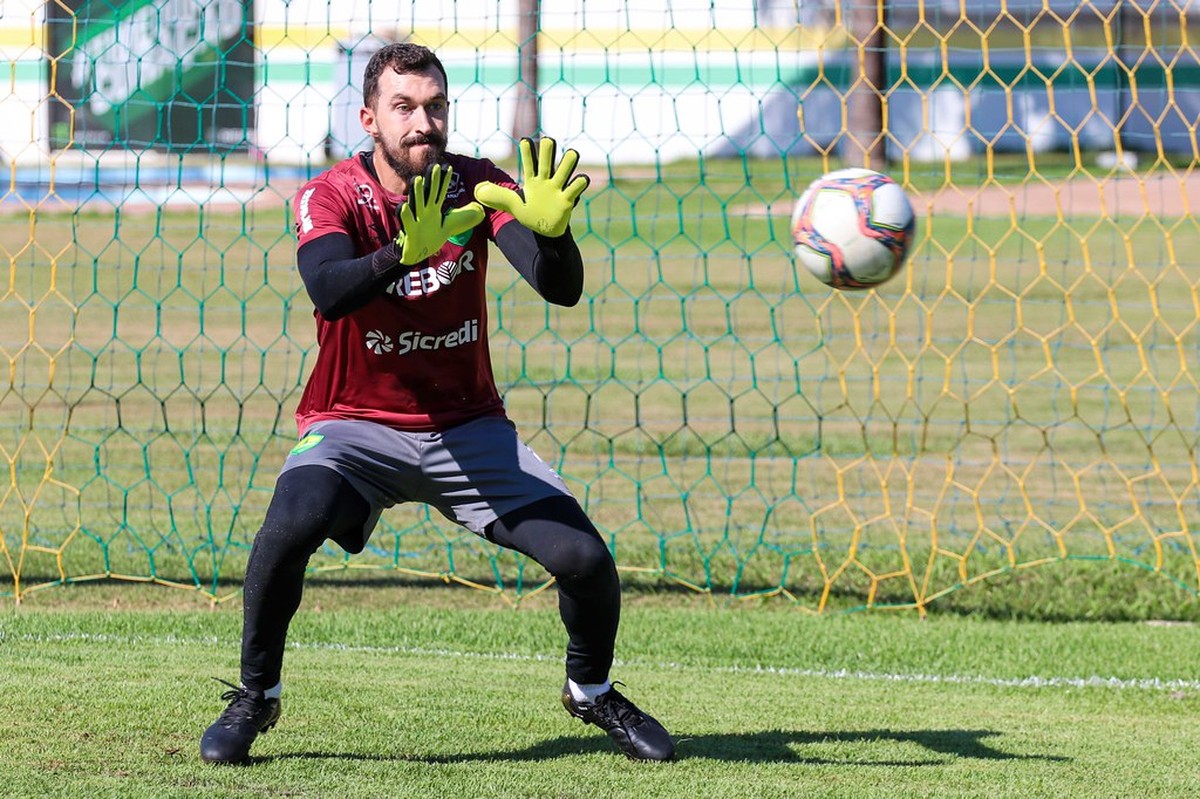 Walter volta a treinar com o restante do elenco e pode ser reforço ...