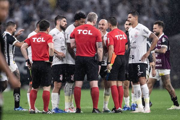 Lucas Veríssimo reclama de pênalti contra o Corinthians: 