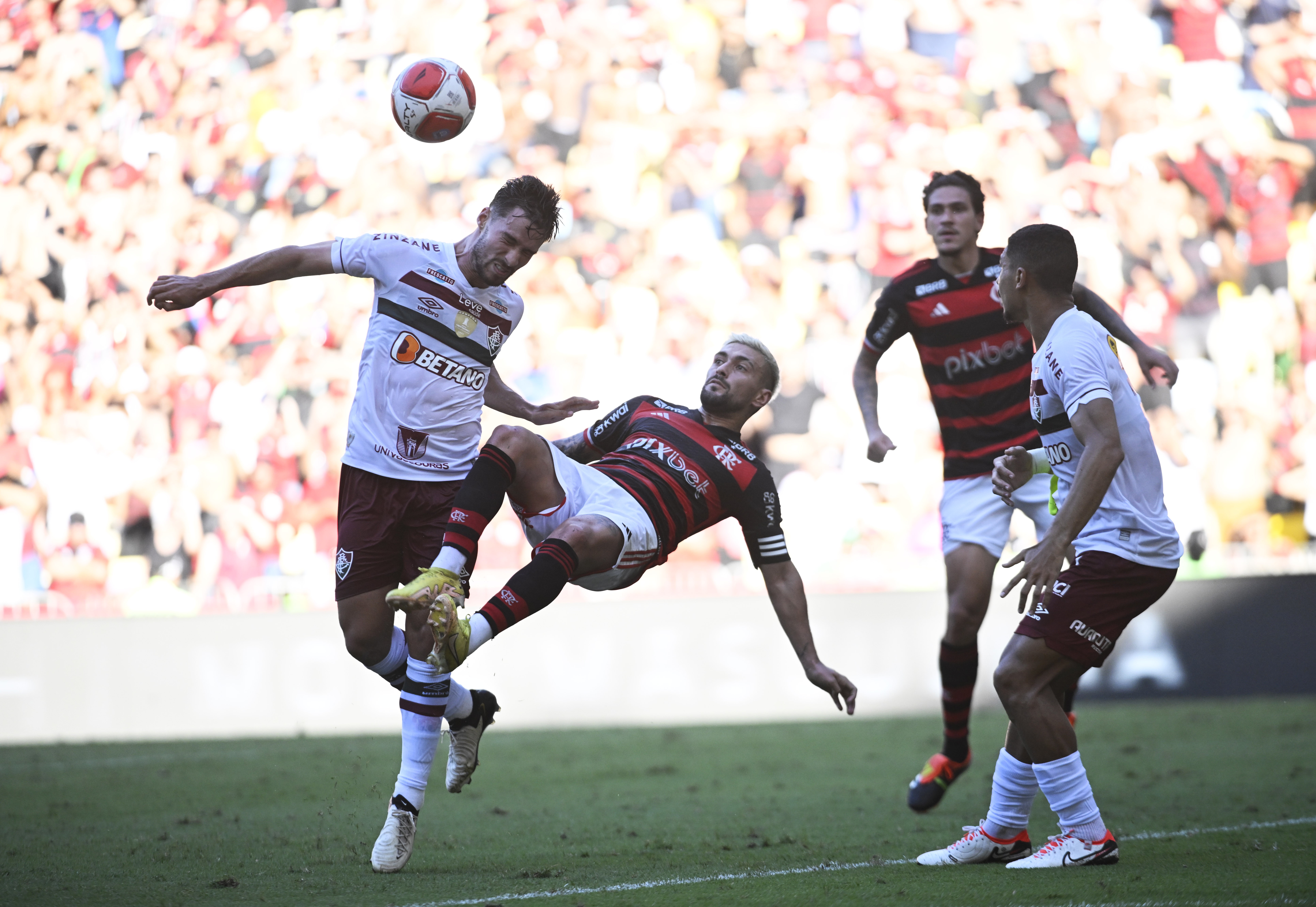 Fluminense chega a 10 clássicos seguidos sem vencer e se aproxima da ...