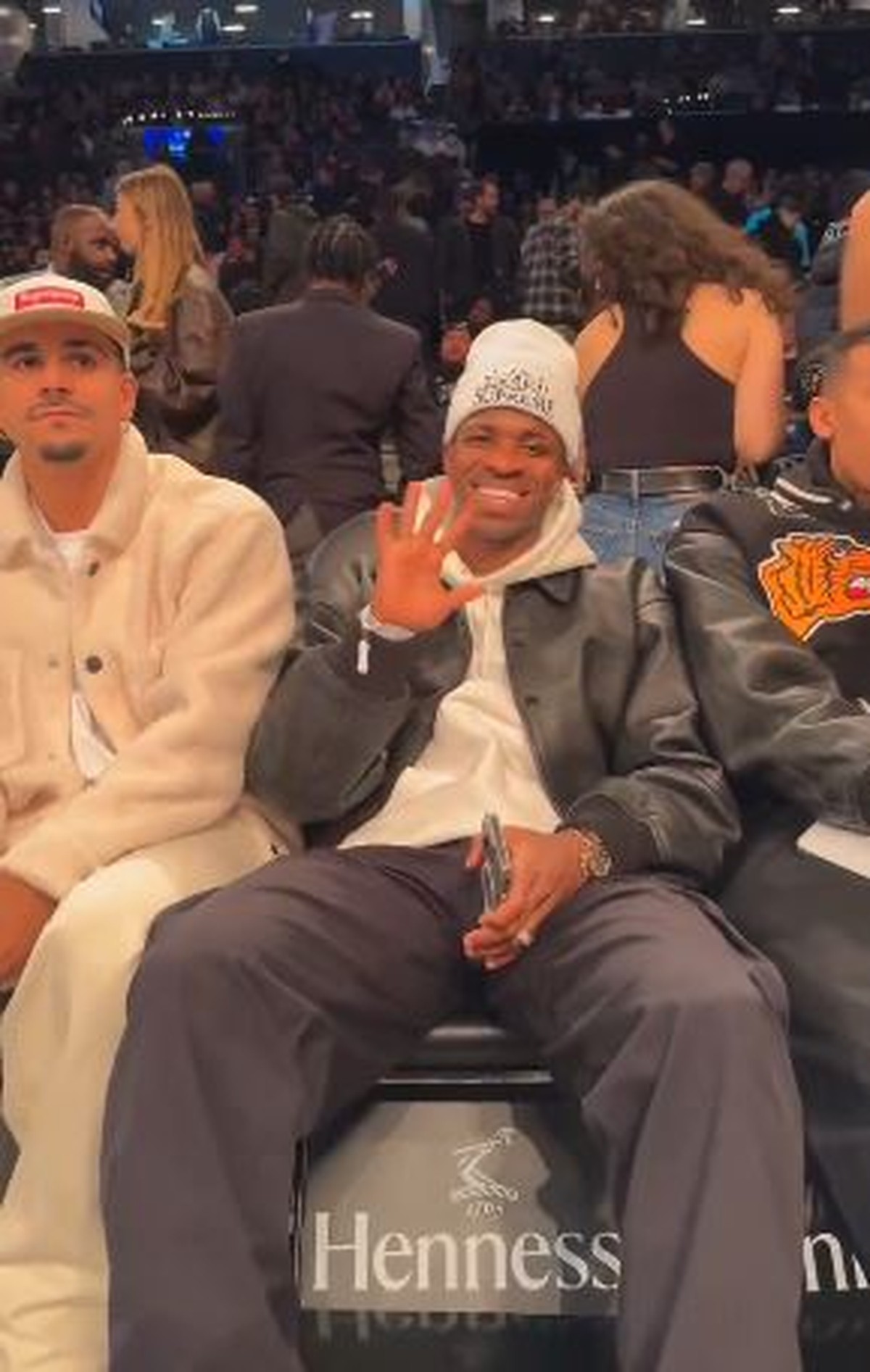 Vini Jr assiste a Brooklyn Nets x Milwaukee Bucks pela NBA | nba | ge