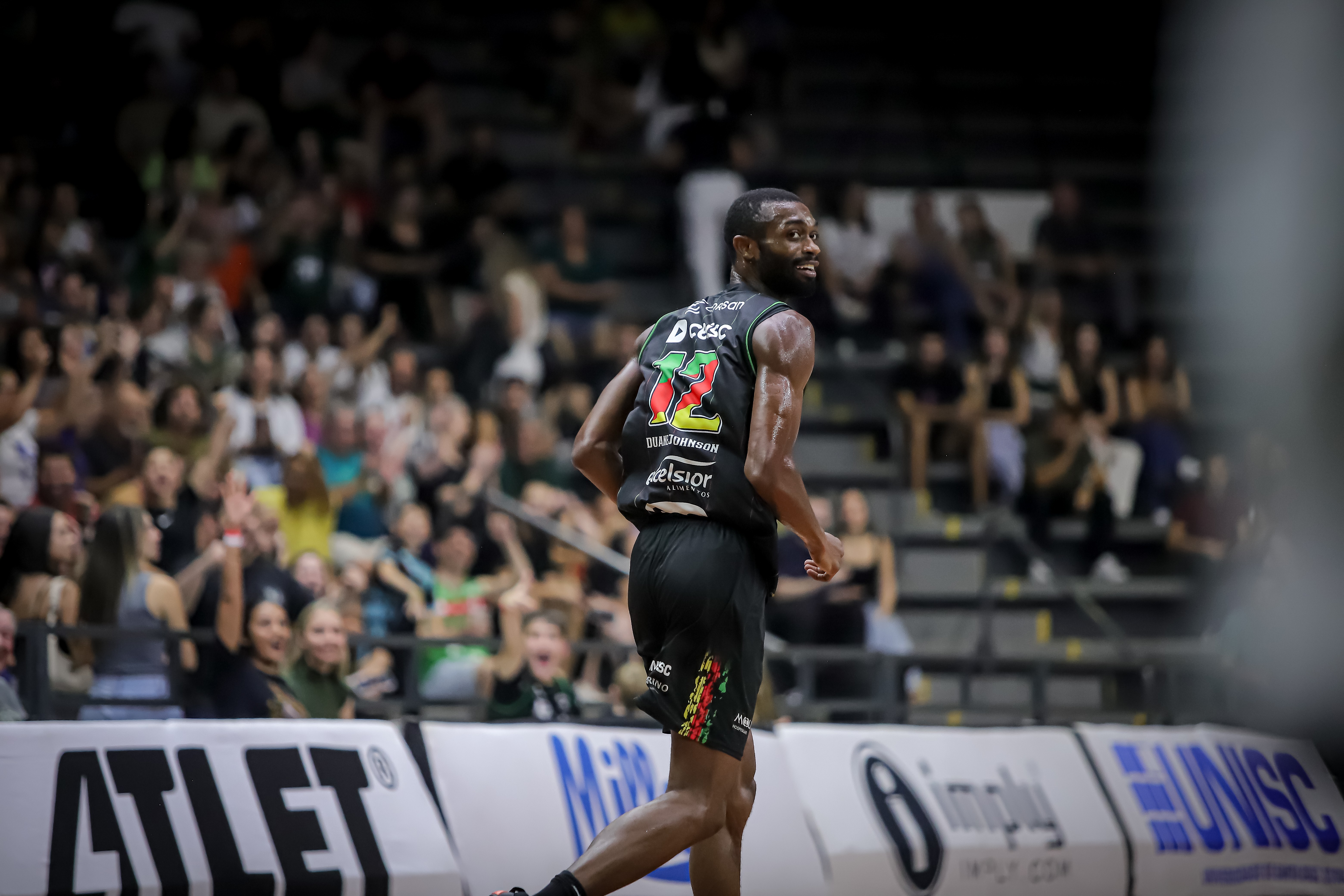 Duane Johnson atinge a marca de mil pontos no NBB e lidera vitória do ...