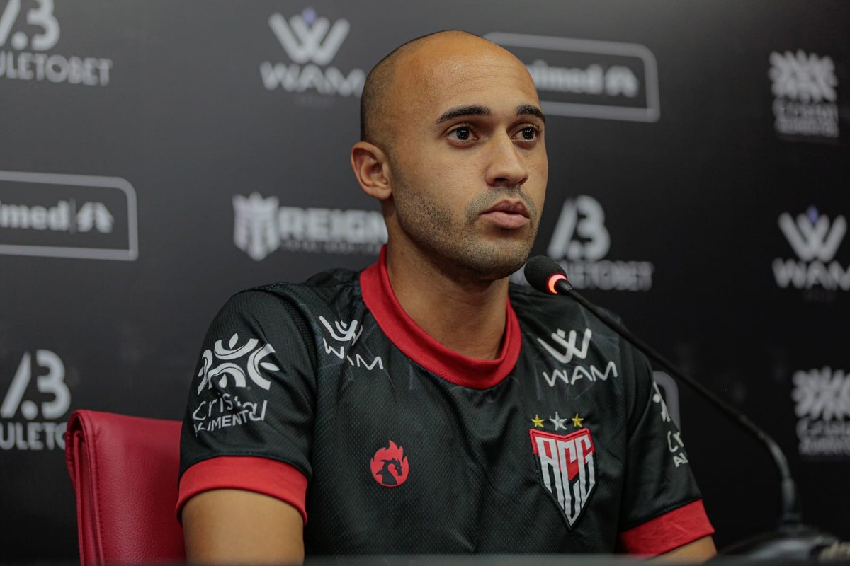 Feliz por completar 100 jogos pelo Atlético-GO nesta quinta-feira, Dudu ...