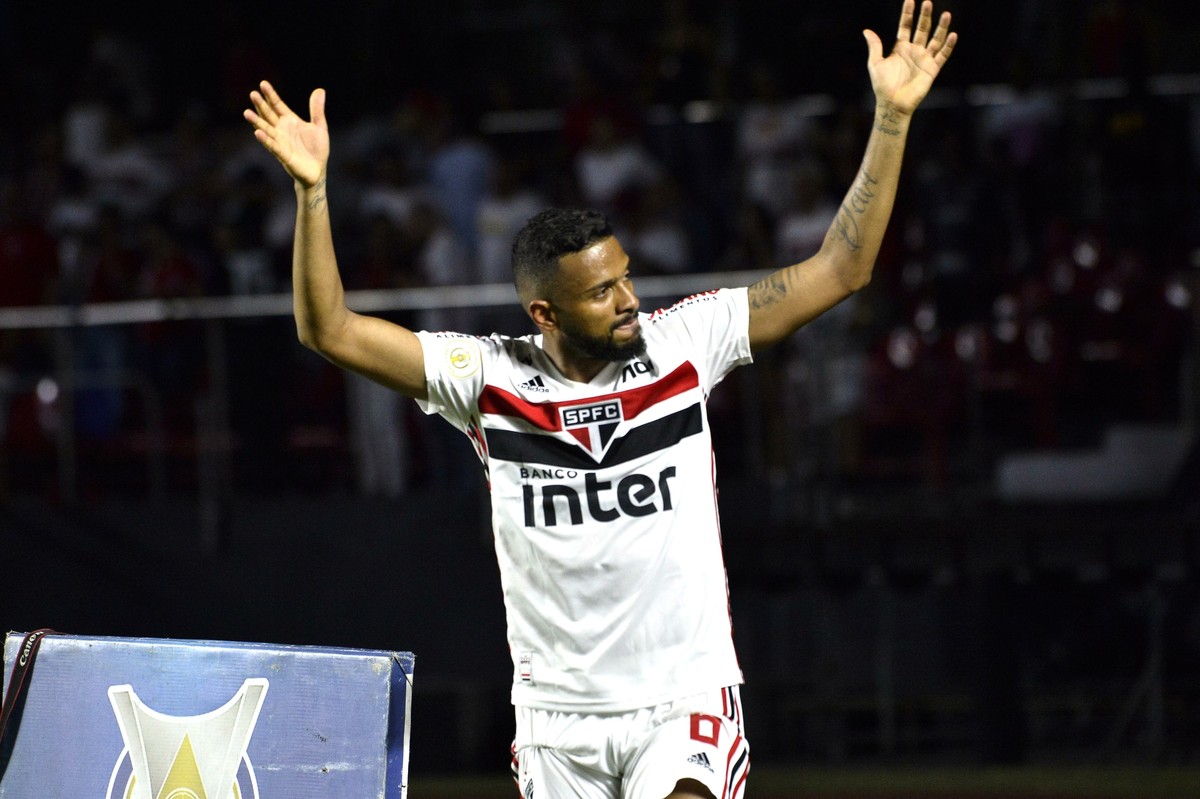 👍🏾👍🏾Reinaldo comemora 200 jogos pelo São Paulo e renovação de contrato ...