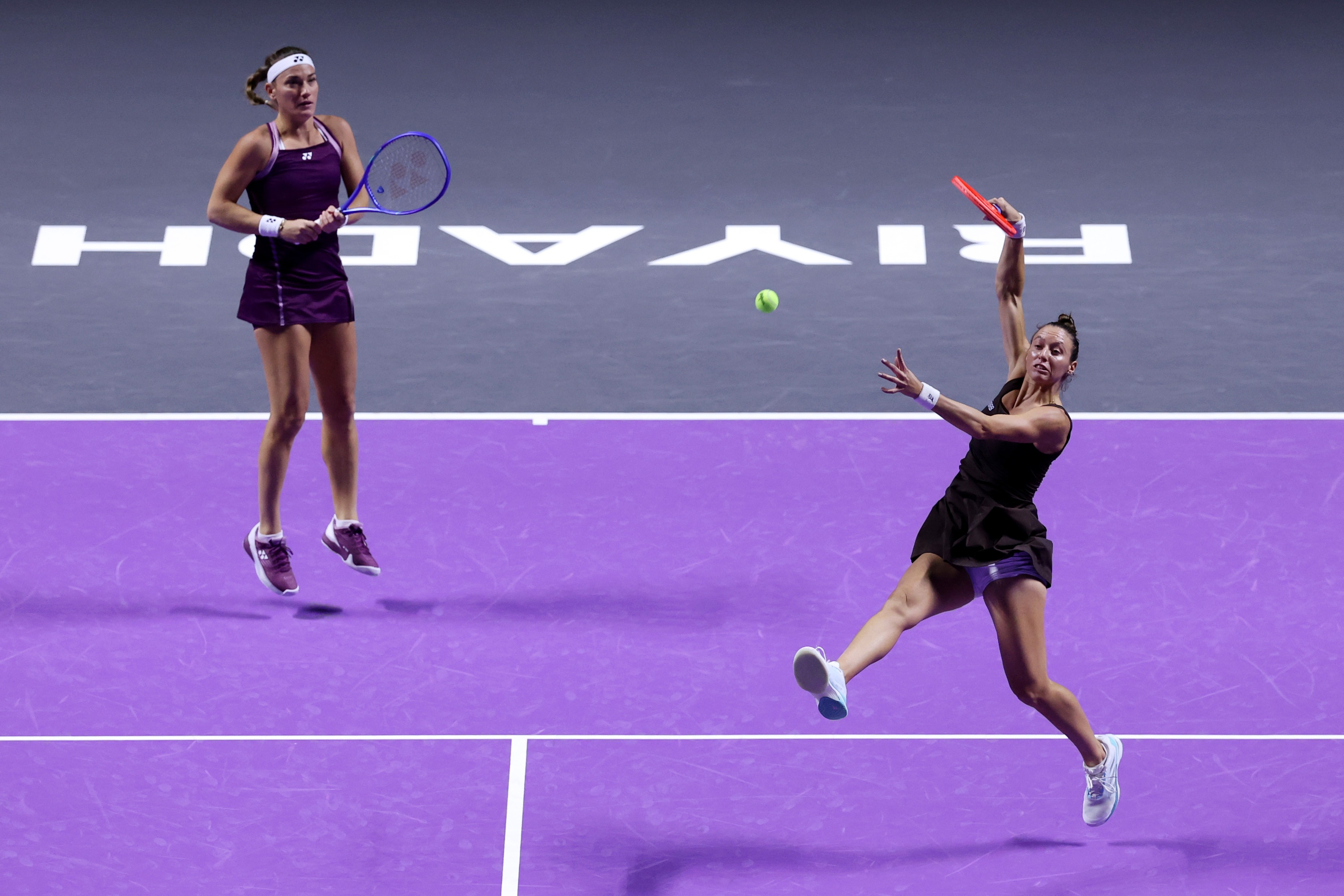 Luisa Stefani e Babos sofrem derrota na estreia do WTA Finals | Ge