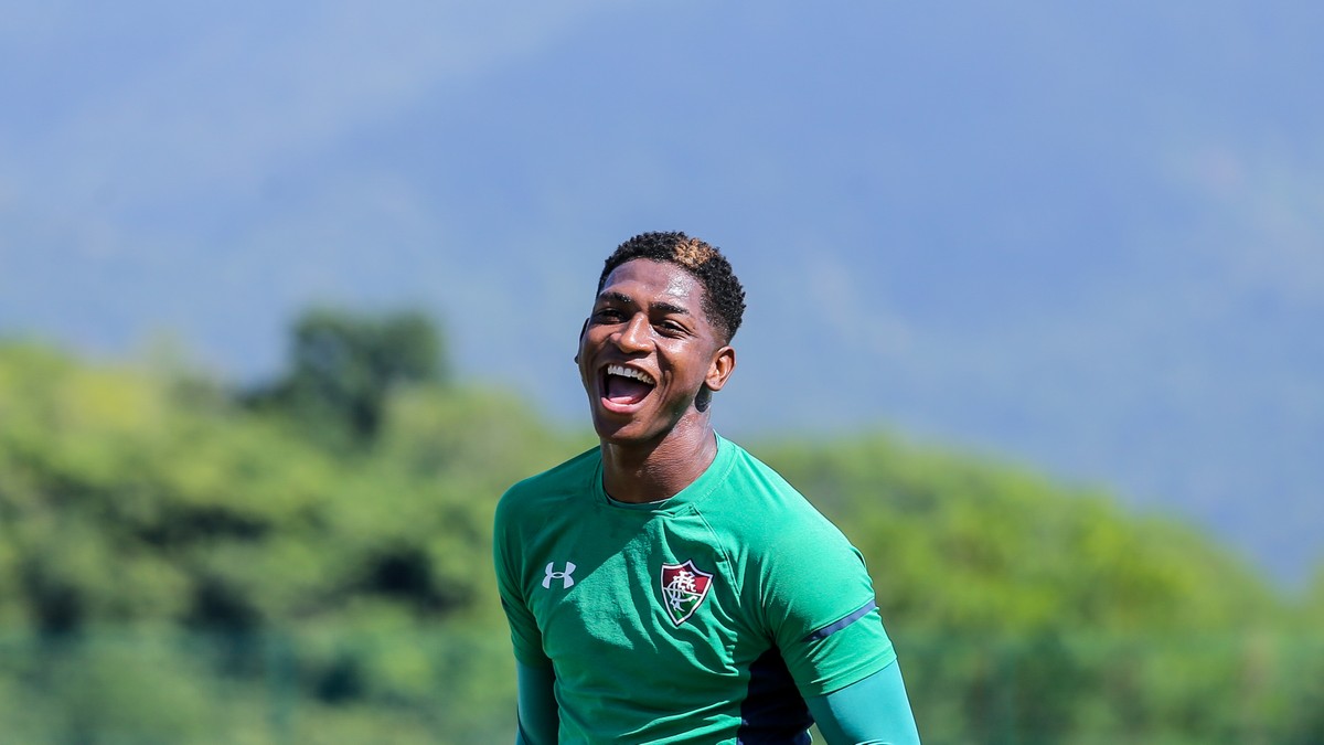 Após ser poupado, Yony volta a treinar no campo na véspera de ...