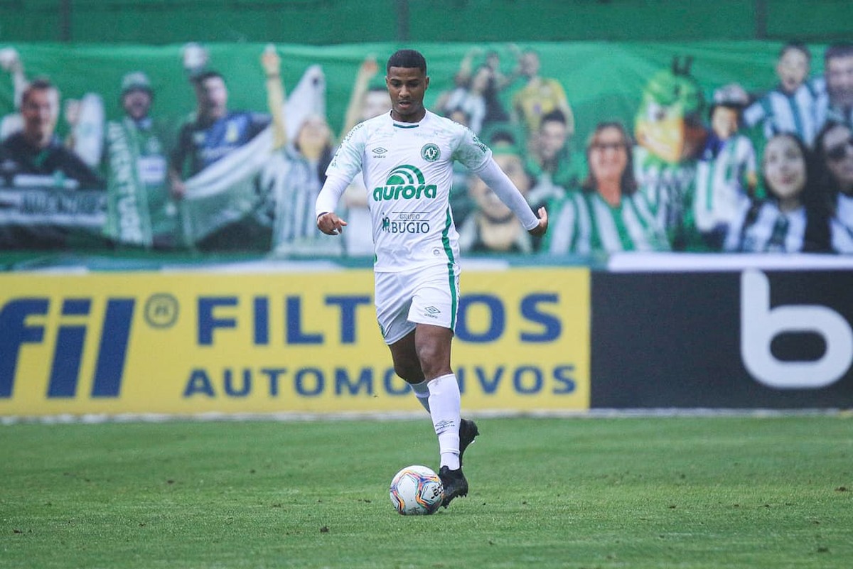 Derlan busca sequência como titular para ajudar em metas da Chapecoense ...