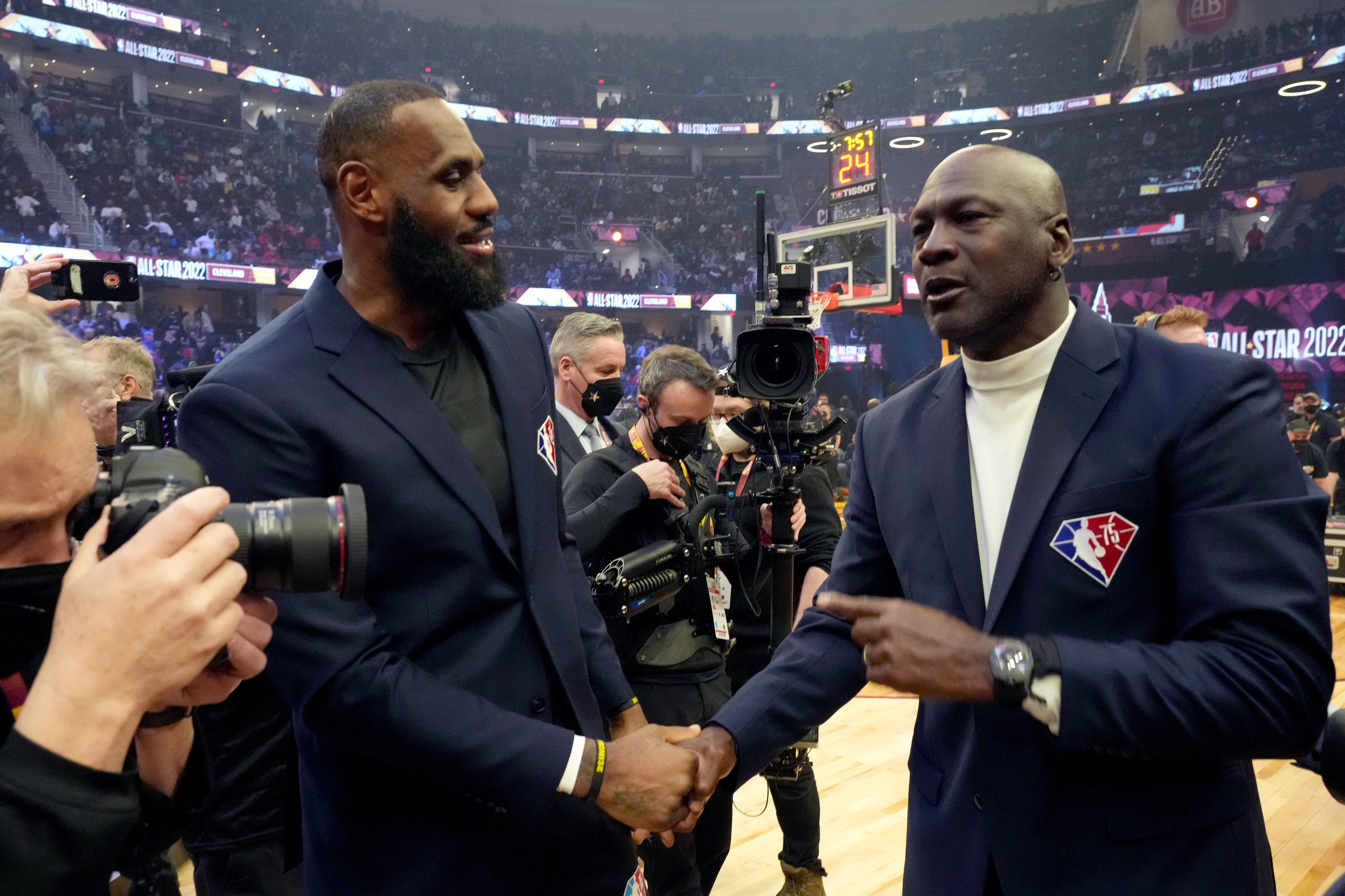 LeBron James destaca relação afastada com Michael Jordan: "Não conversamos"