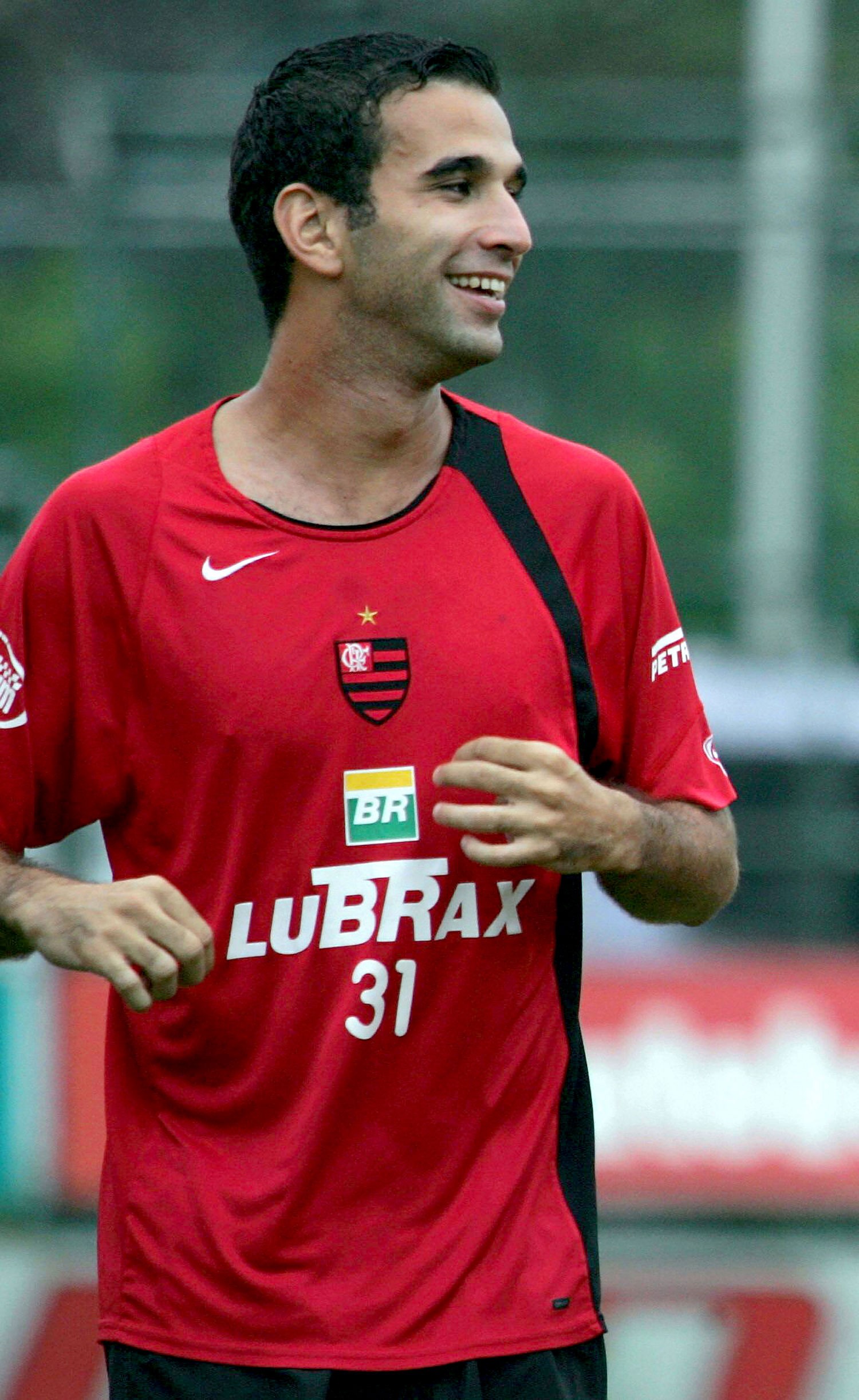 Homem que jogou carro em Léo Medeiros ameaçou ex-volante do Flamengo de ...