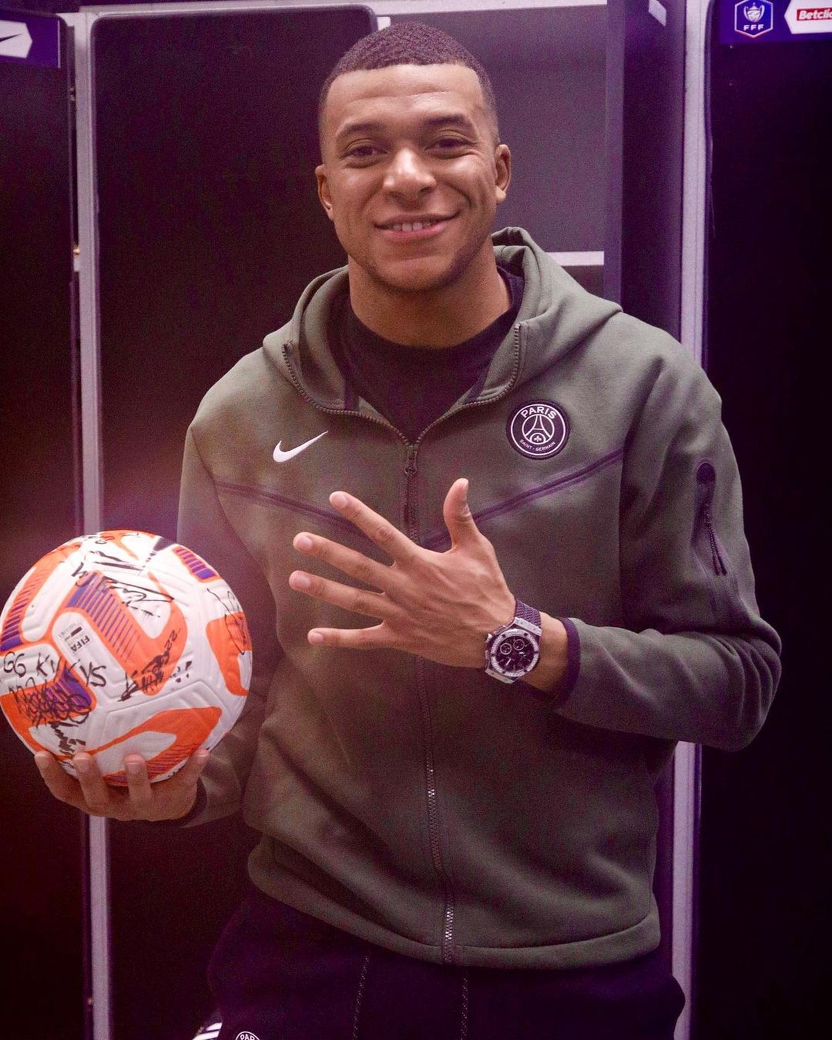 Com recorde de gols, Mbappé faz jus à estreia como capitão no PSG ...
