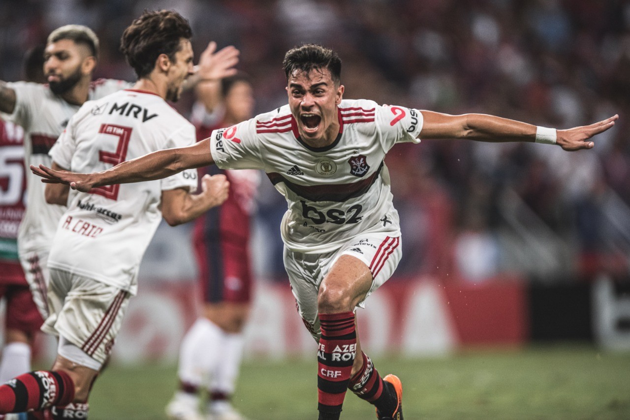Flamengo já decidiu jogo com duas bolas no campo em 2019 em lance que ...
