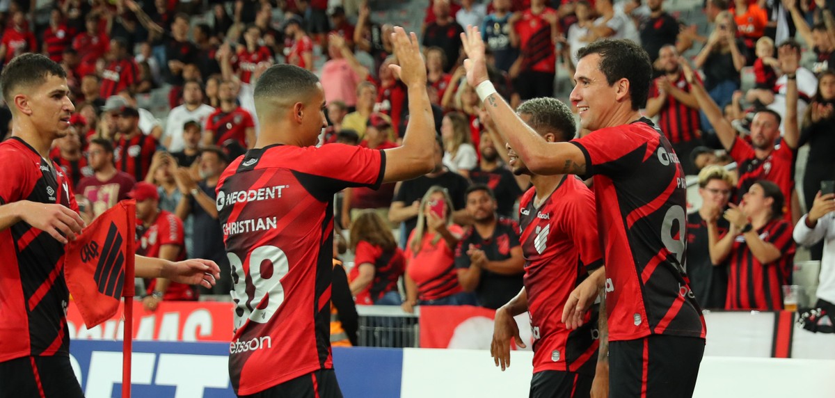 Líder e classificado, Athletico dá folga ao elenco até segunda-feira ...