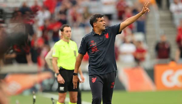 Interino no Athletico há quatro meses, Wesley Carvalho tem poucas ...