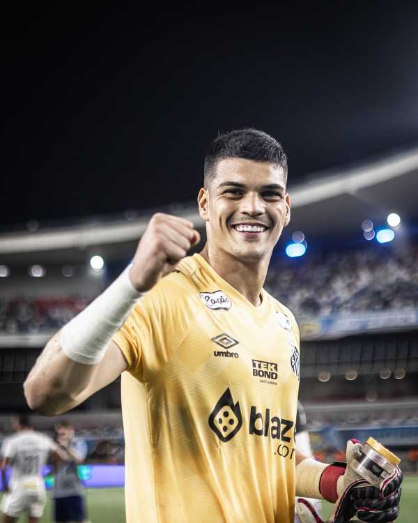 Crystal Palace monitora o goleiro Gabriel Brazão, do Santos | santos | ge