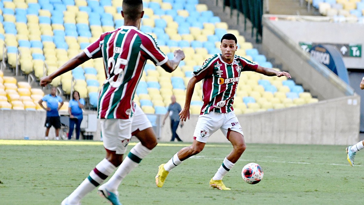 De volta à lateral esquerda no Fluminense, Alexsander não teme disputa ...