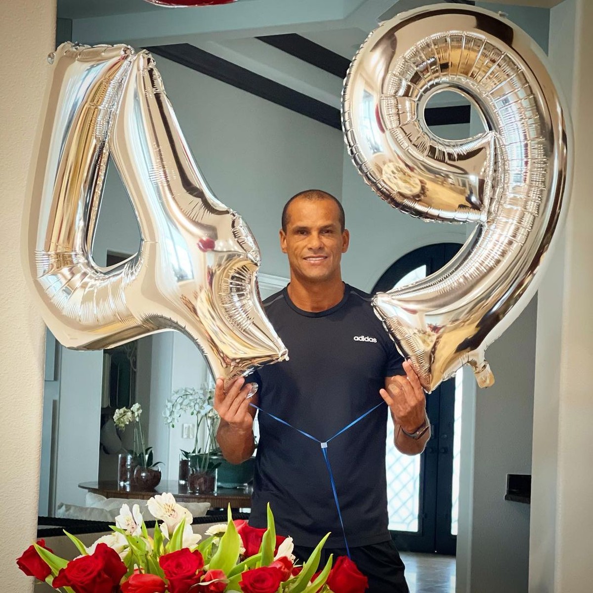 Rivaldo completa 49 anos com homenagens; reveja conquistas, golaços e ...