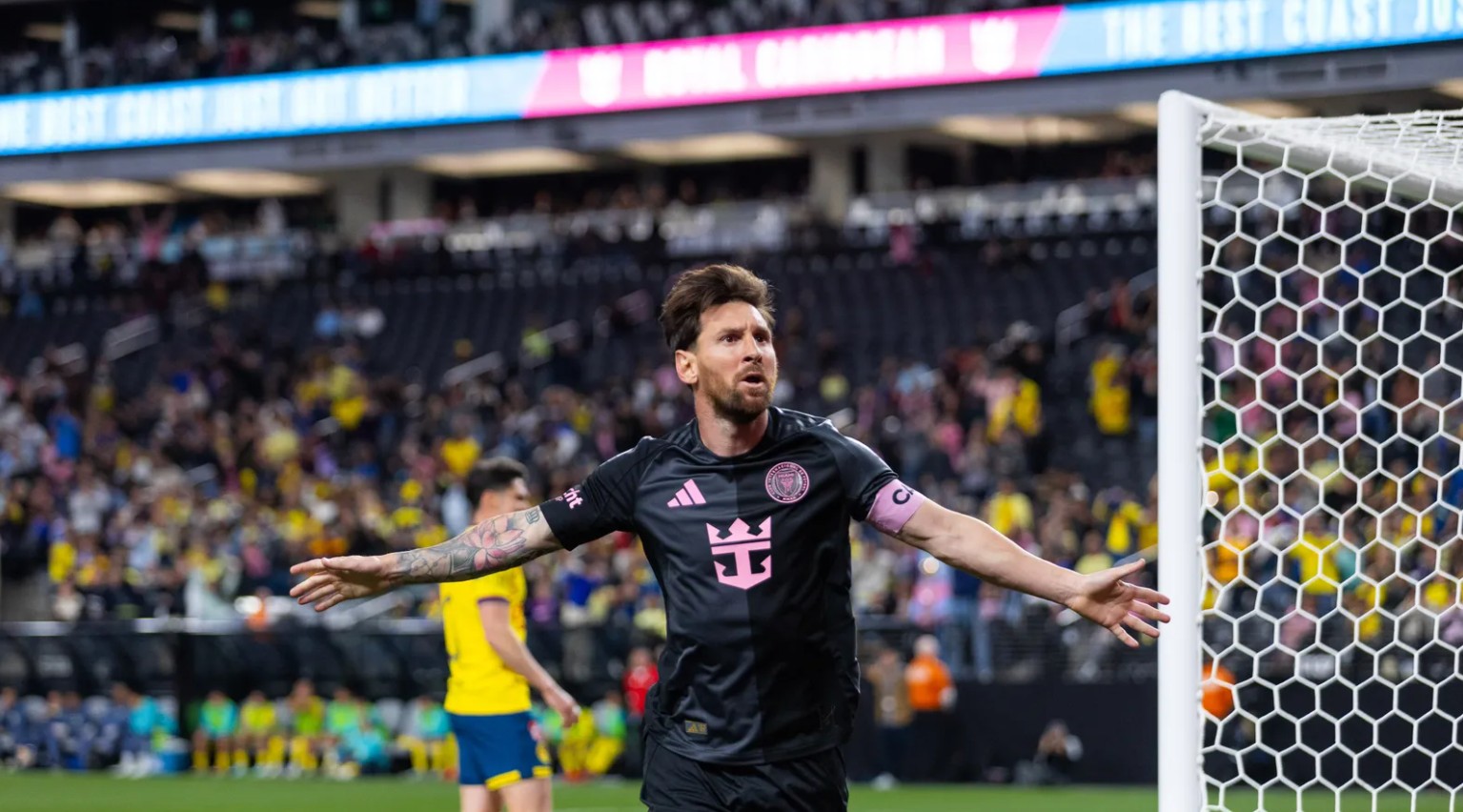 Messi marca e provoca torcida em estreia de Mascherano como técnico do Inter Miami; veja vídeo