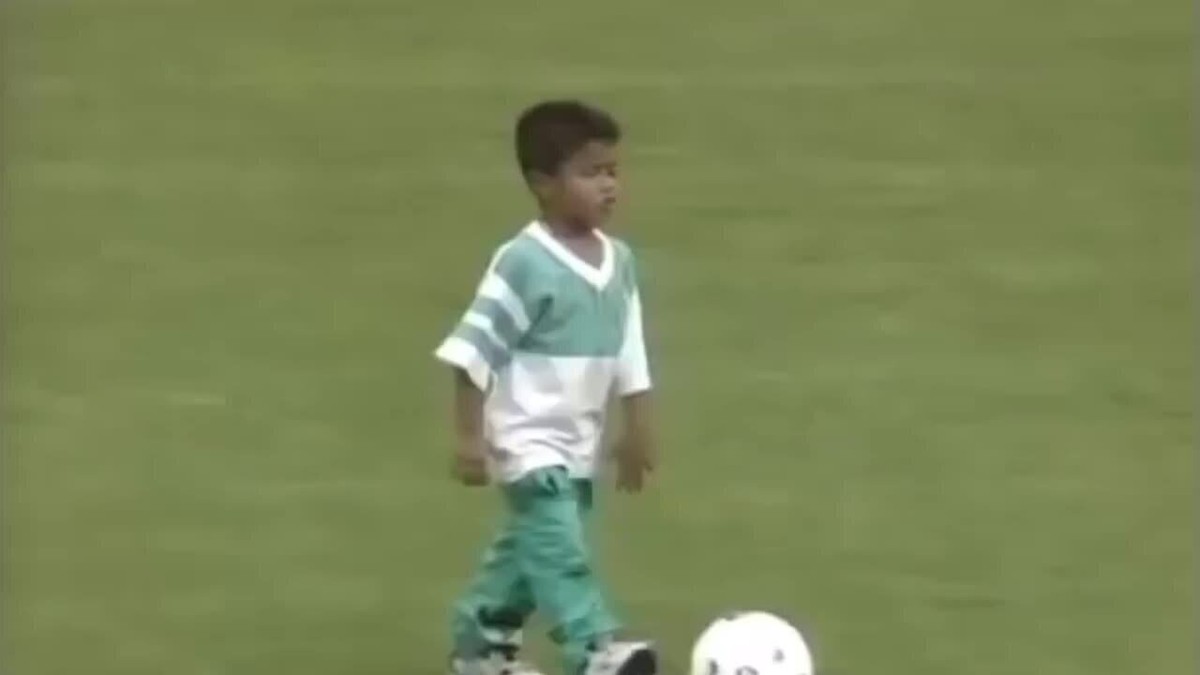 Aposentado, Thiago Alcântara recebe homenagem do irmão Rafinha; assista ...