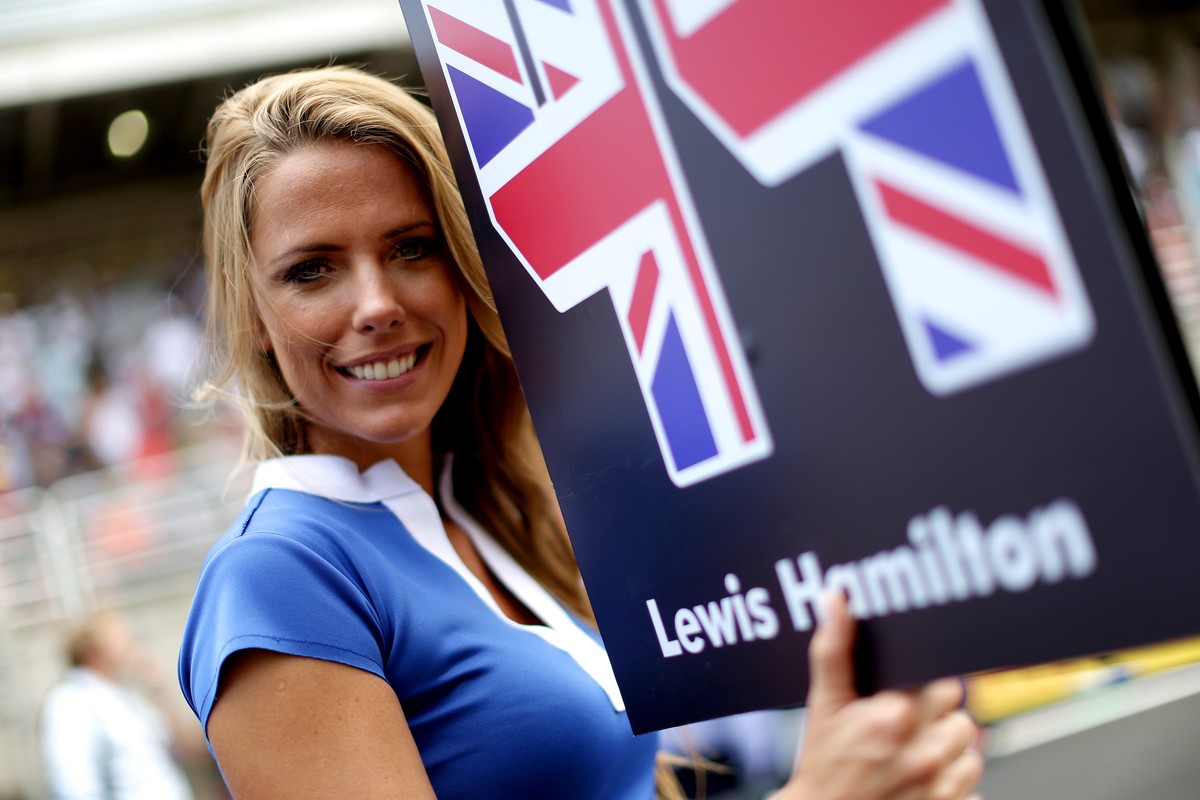 "Obrigado, Jesus!" Hamilton comemora volta das grid girls em Mônaco ...