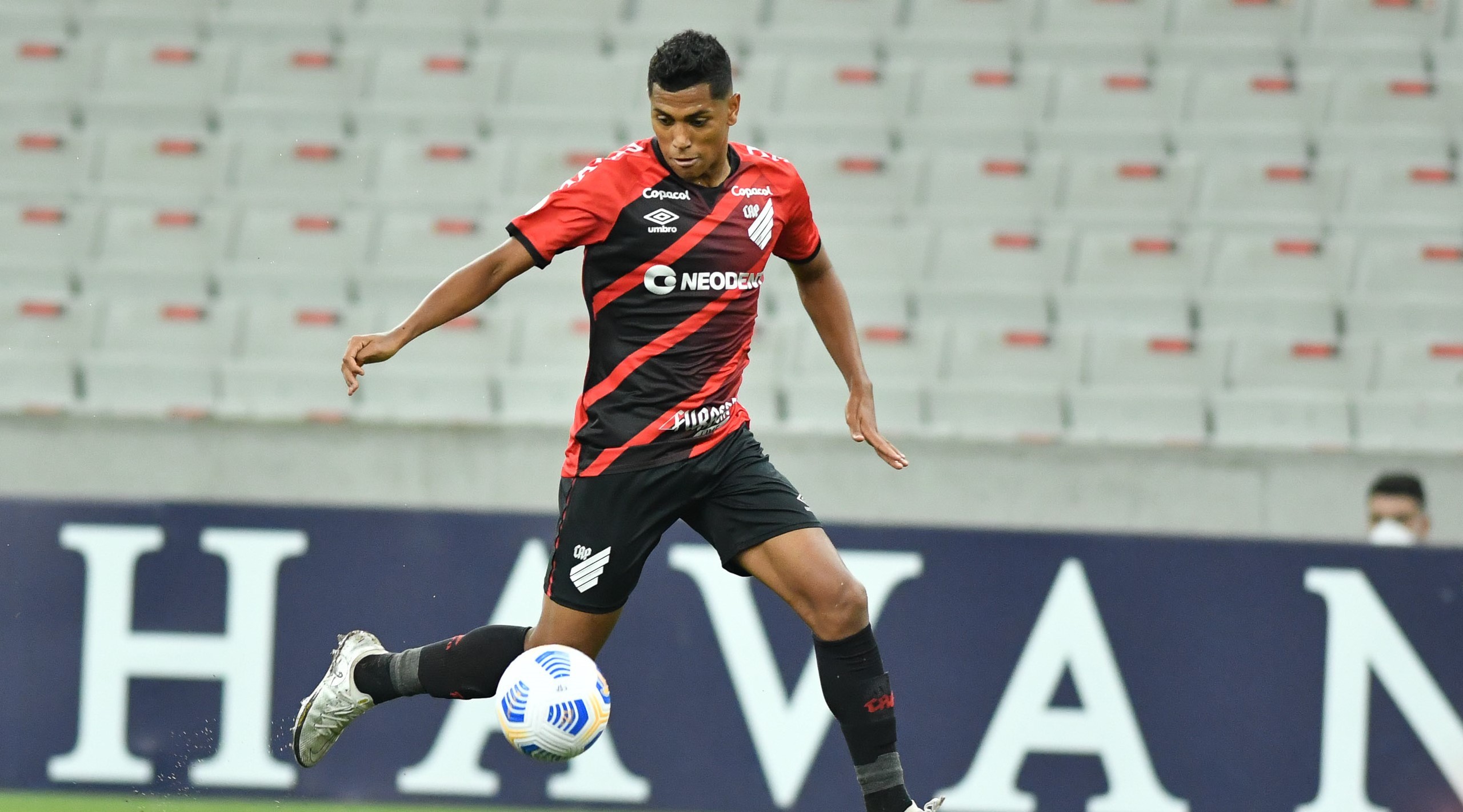 Esposa de Pedro Rocha relata ofensas racistas ao atacante do Athletico ...