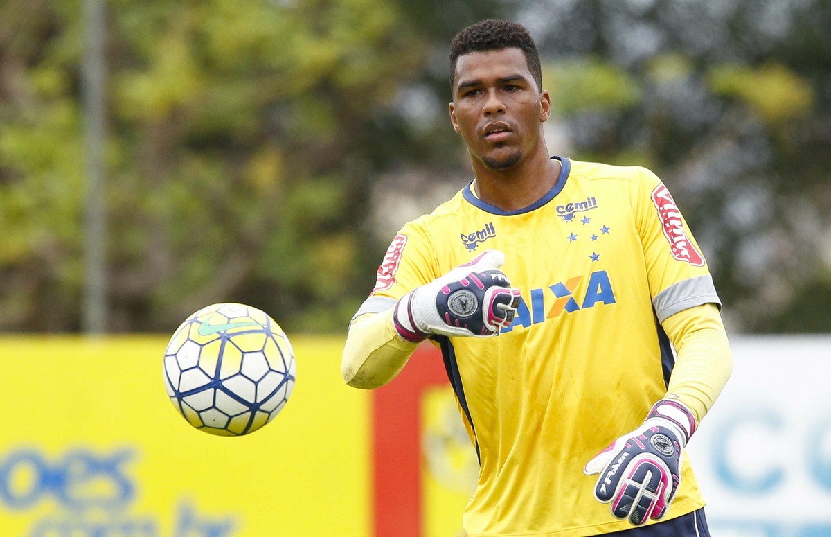 Elisson, ex-Cruzeiro, usa rede social para confirmar morte do filho que ...