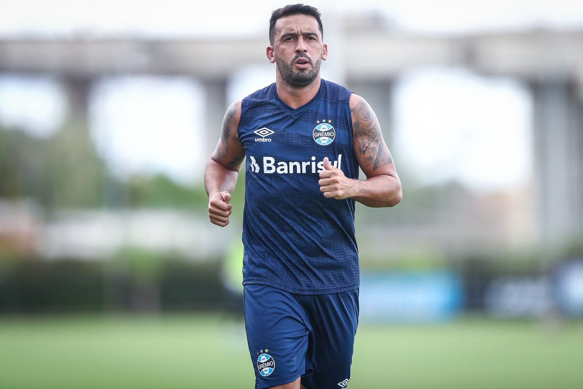 Edilson fica fora de estreia do Grêmio na Série B por expulsão pelo ...