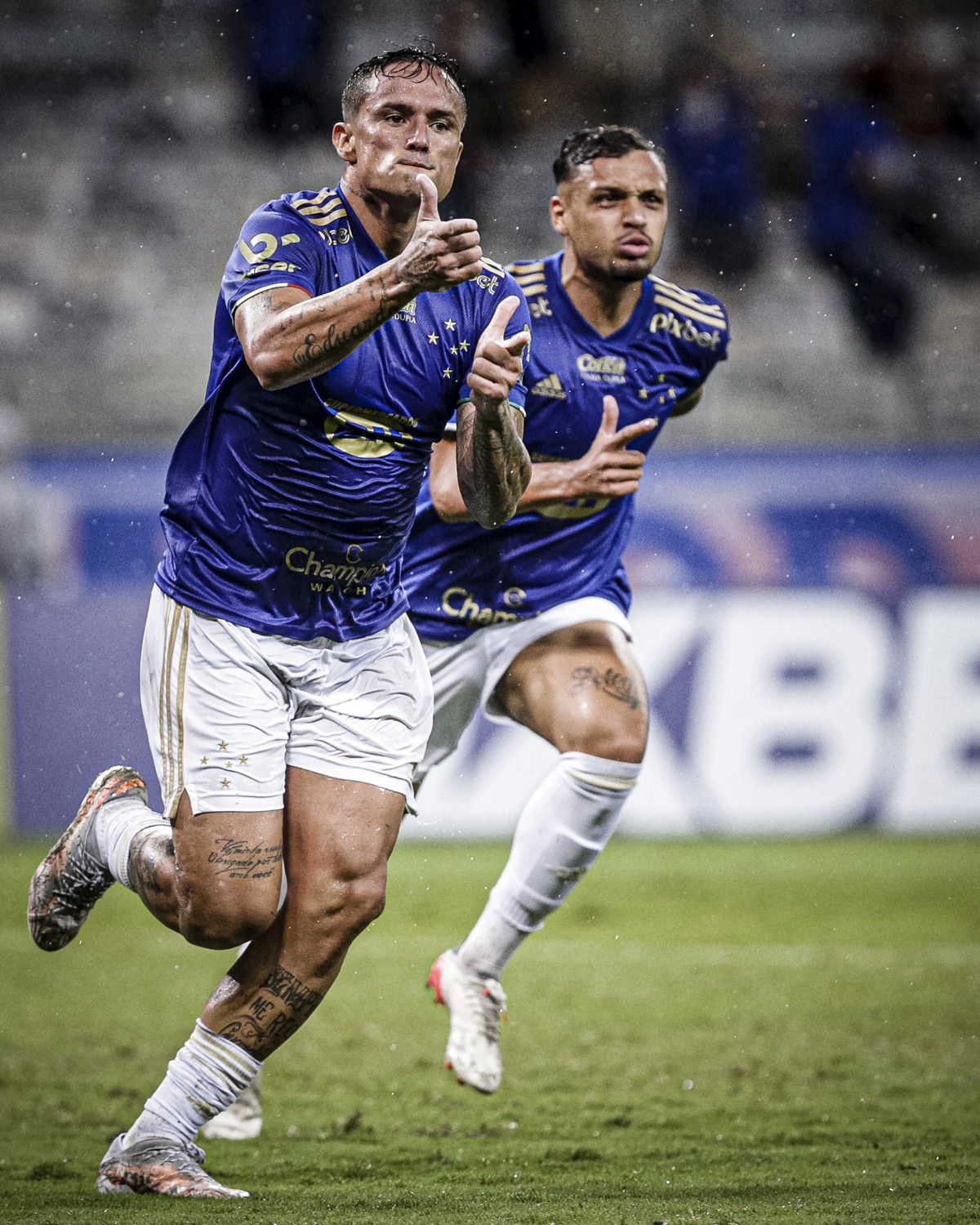 Após renovar com Cruzeiro, Daniel Jr. é alvo de brincadeira de Edu nas ...