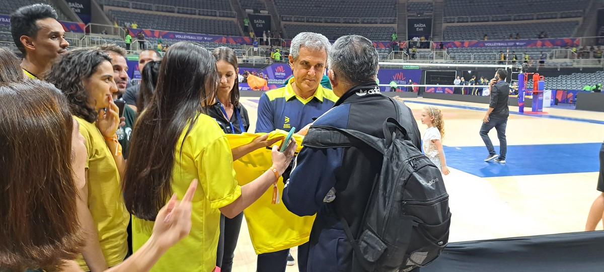 Bastidores De Zé Roberto Na Liga Figura Paterna Para Jogadoras E
