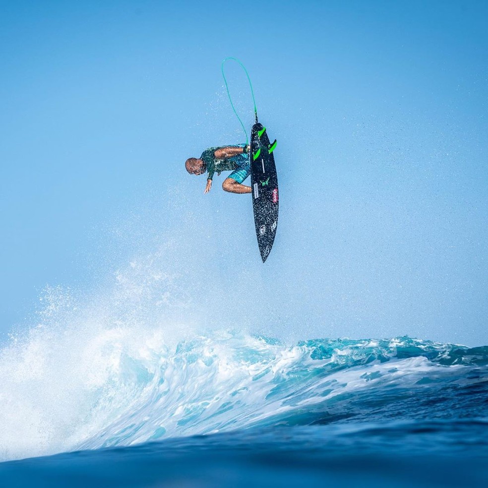 Das Maldivas a Paraíba: surfistas da Bahia conquistam bons