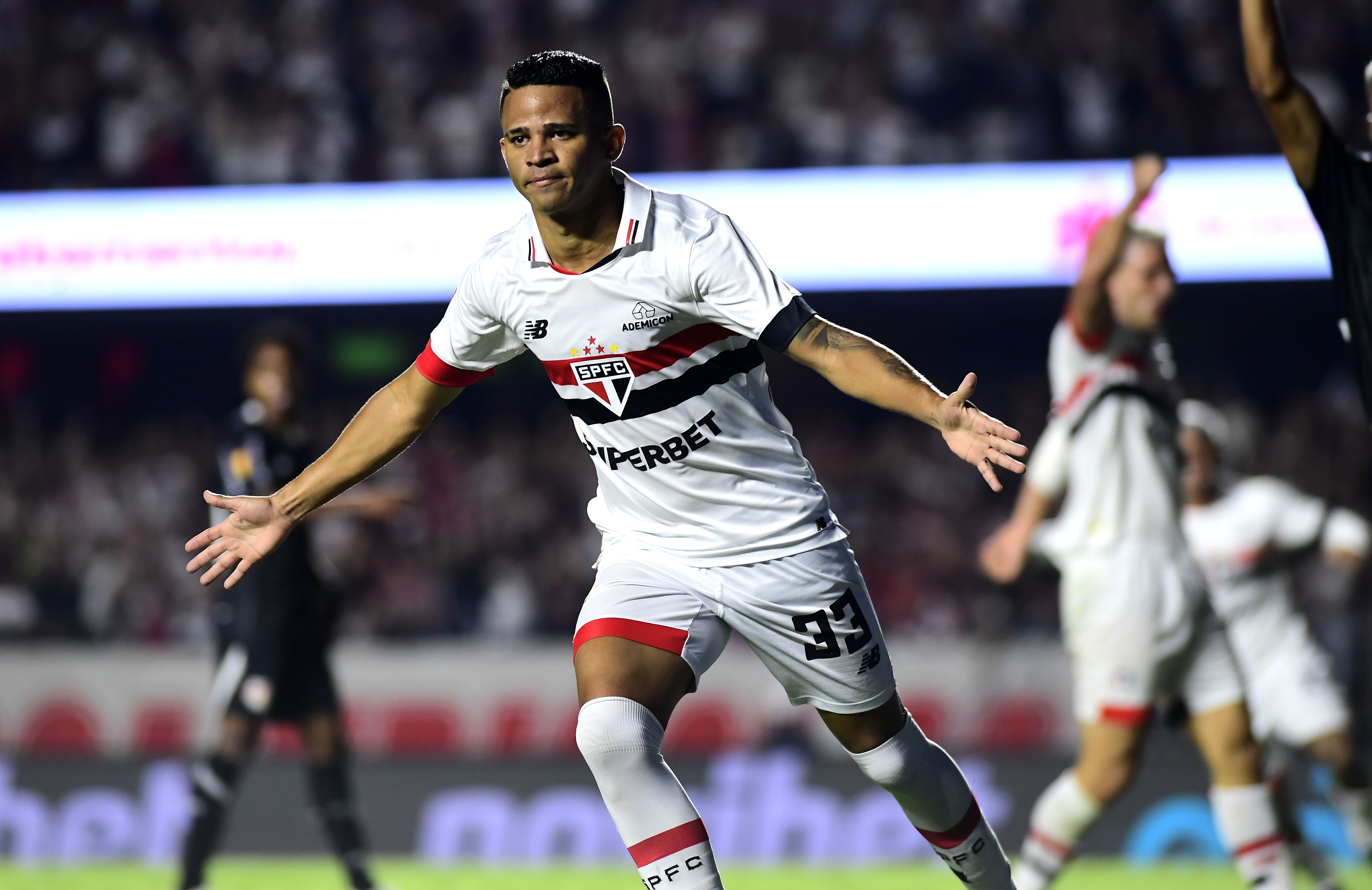 Vitória anuncia retorno do atacante Erick | Ge
