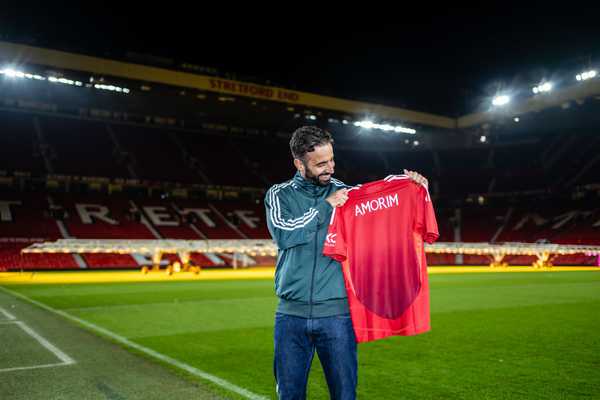 Novo técnico do Manchester United cobra que jogadores façam tour de Old ...
