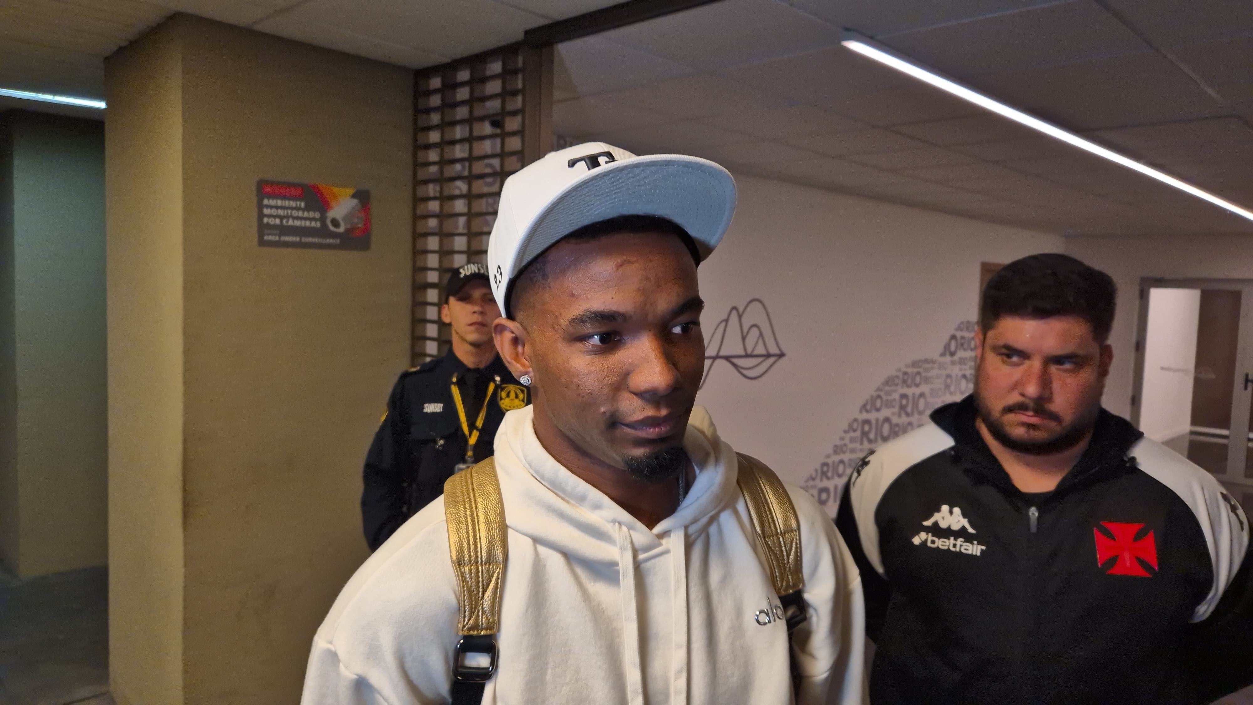Thiago Mendes chega ao Rio para se apresentar ao Vasco, elogia Diniz e diz que ainda não está ...