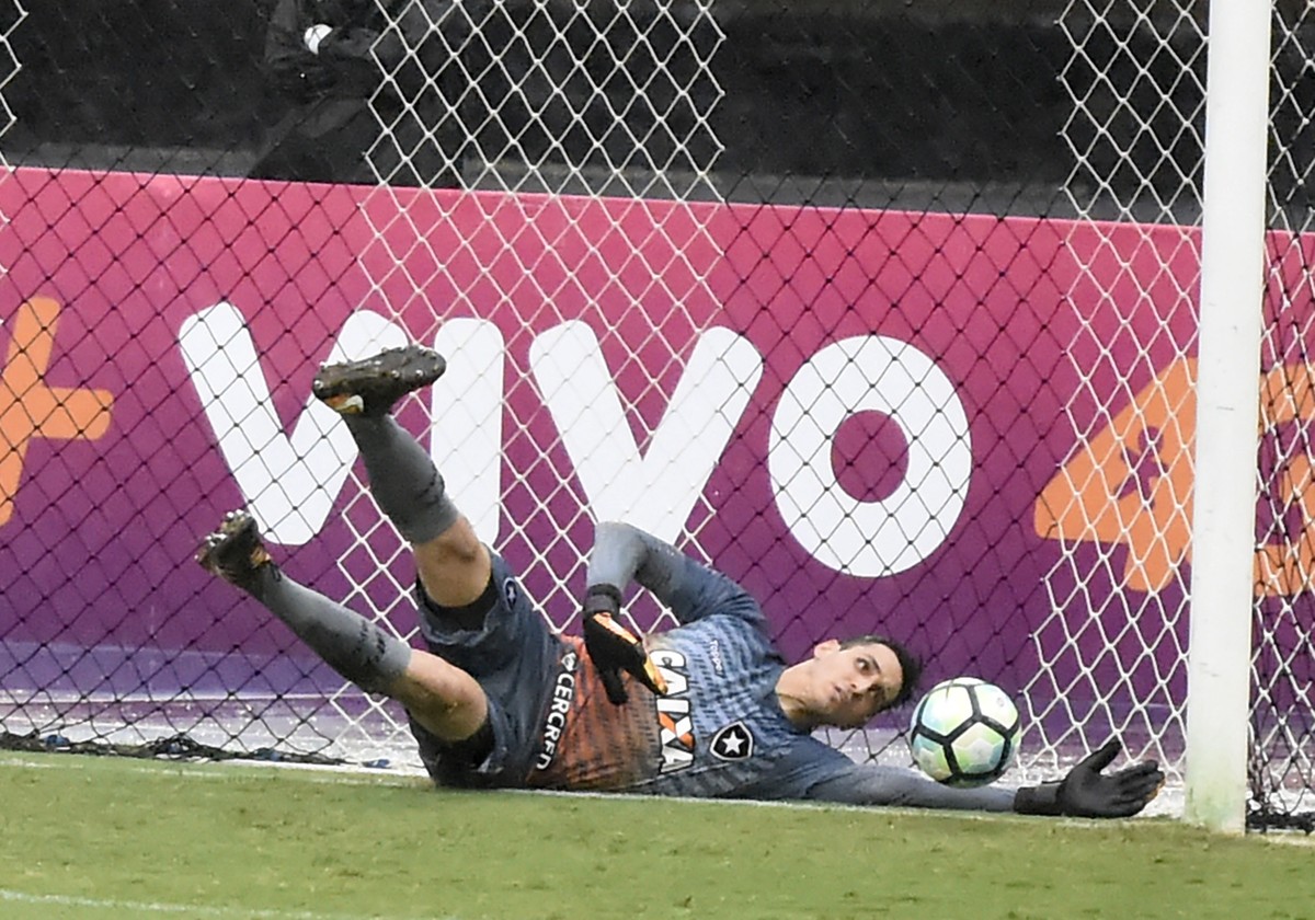 Falha de Gatito e ataque apagado: entenda por que o Bota perdeu para o ...