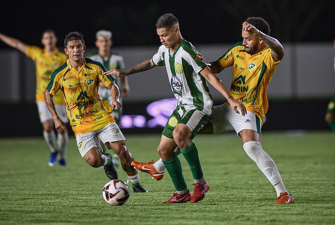 River e Monte Roraima empatam em duelo marcado por expulsões | Ge