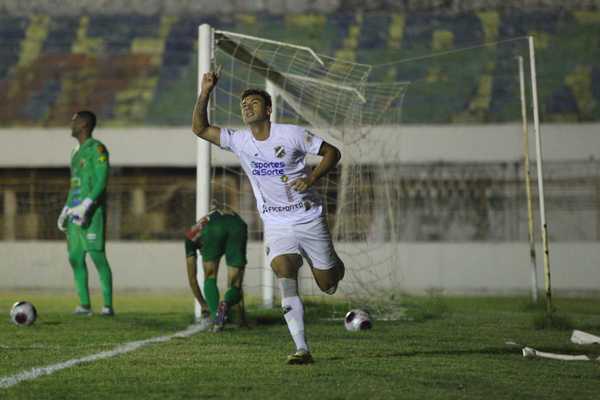 Ruan vibra com atuação e comemora primeiro gol pelo ABC | abc | ge