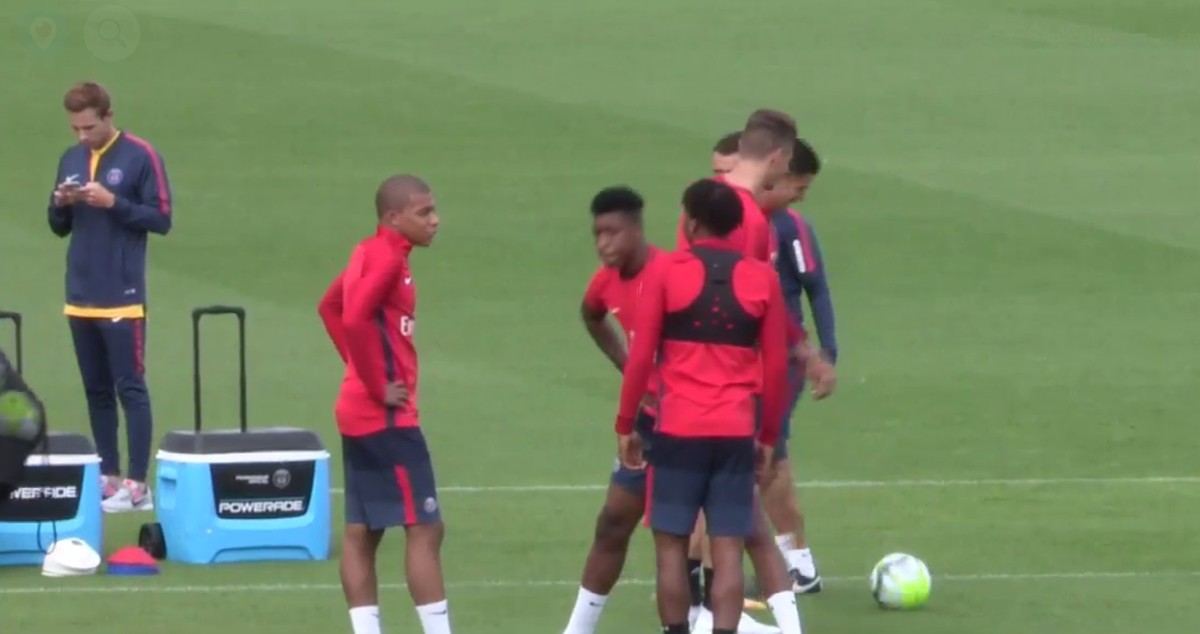 Antes mesmo de ser apresentado pelo PSG, Mbappé faz o primeiro treino ...