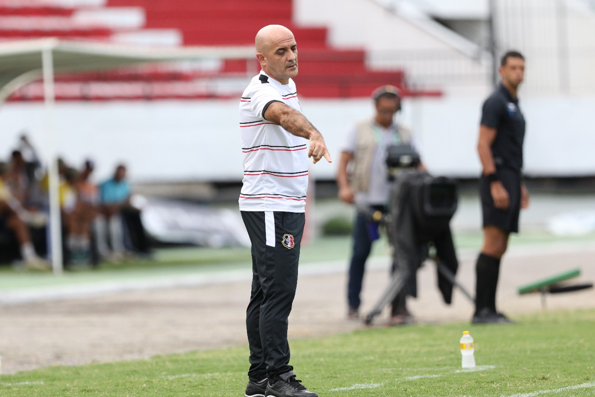 Técnico do Santa Cruz diz contar com Victor Rangel, mas atacante segue ...