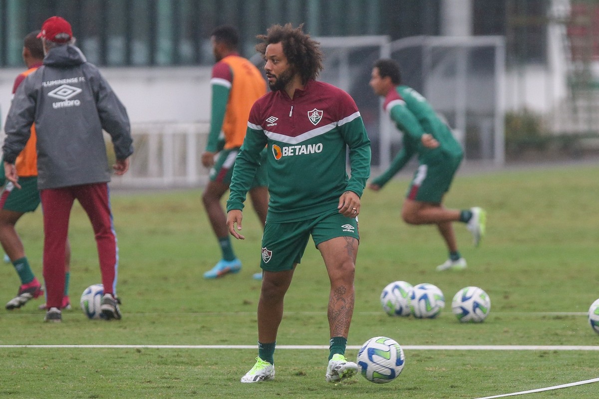 Marcelo treina na reapresentação do Fluminense sem proteção no joelho ...