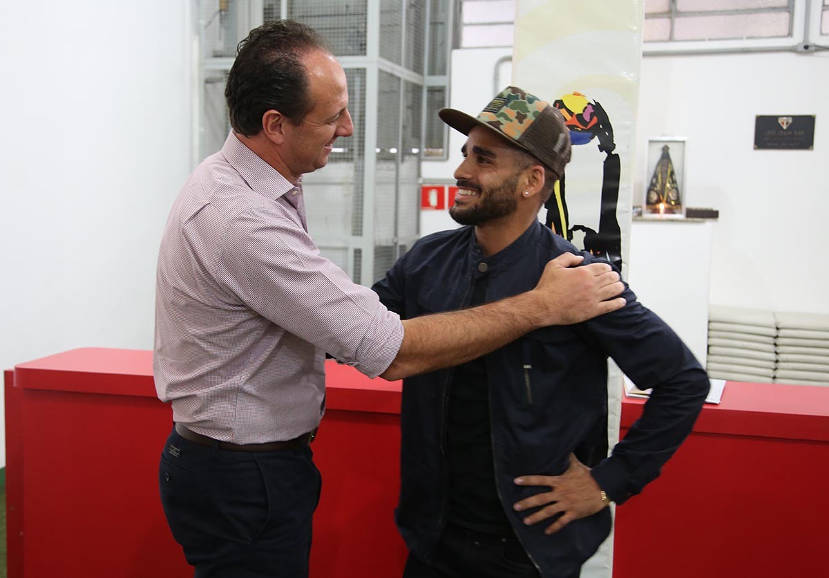 Douglas visita o São Paulo no Morumbi e reencontra Ceni; fotos | são ...