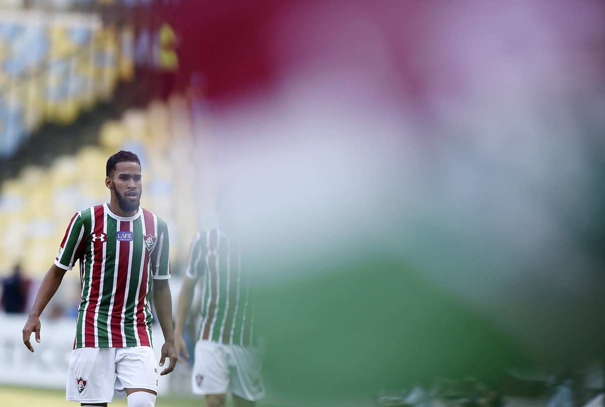 Titular e em boa fase no Fluminense, Everaldo tem 50% dos direitos ...