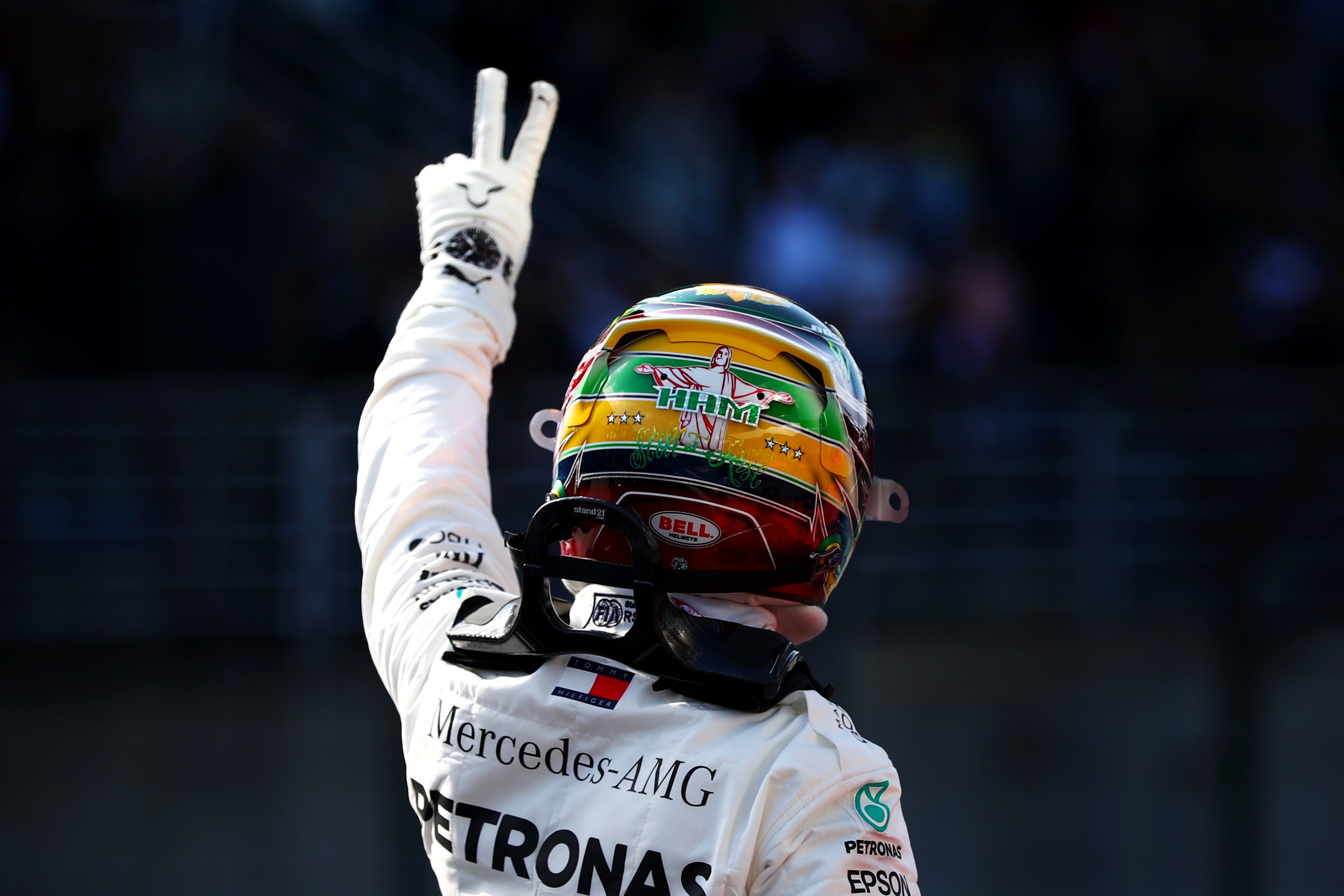 Terceiro no grid, Hamilton ganha ovação ao mostrar capacete com ...