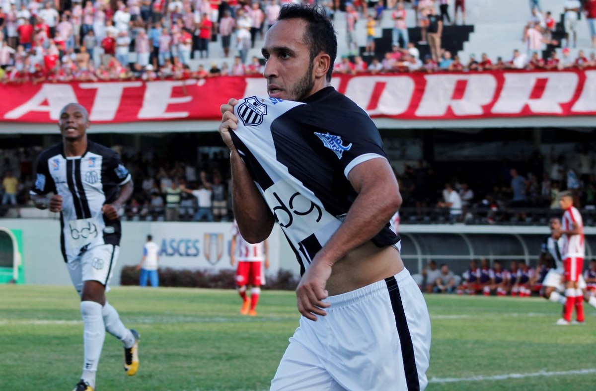 Leandro Costa celebra gol na estreia e diz: "O importante é a vitória ...