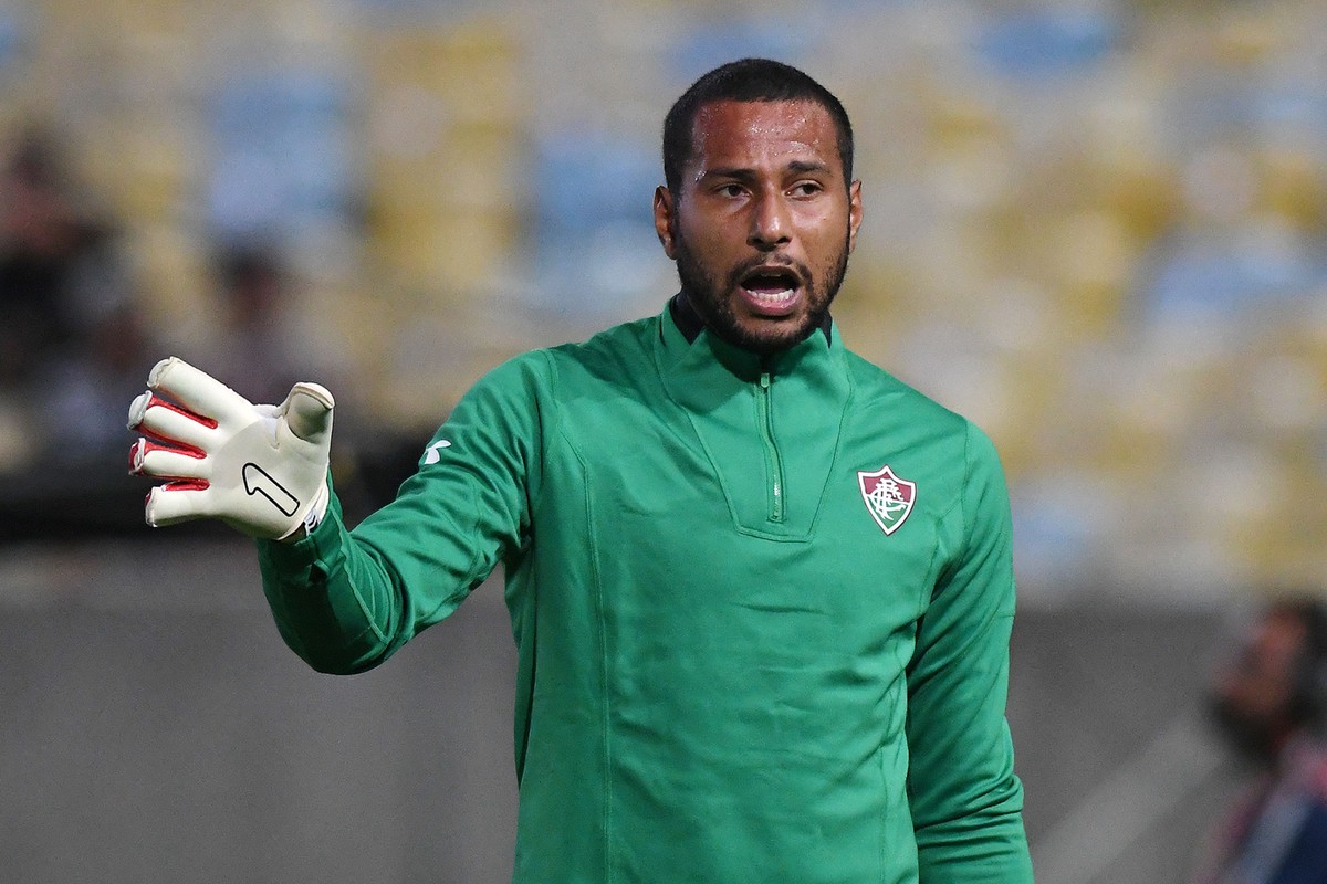 Fluminense paga por defesa de Rodolfo, que busca consolo da família ...