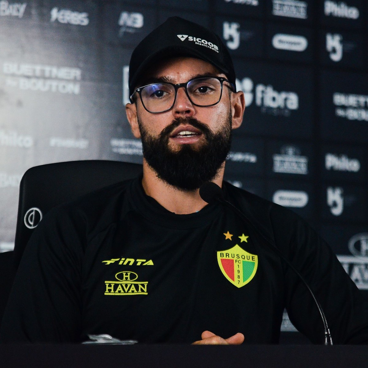 Luan Carlos projeta clássico catarinense na Série B: "Manter o comportamento de jogo" | brusque | ge