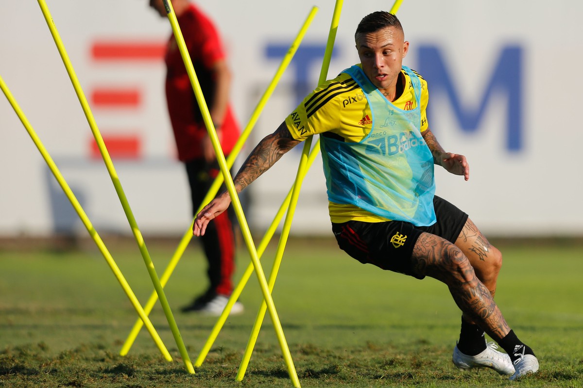 Everton Cebolinha treina com o time principal no Flamengo pela primeira ...
