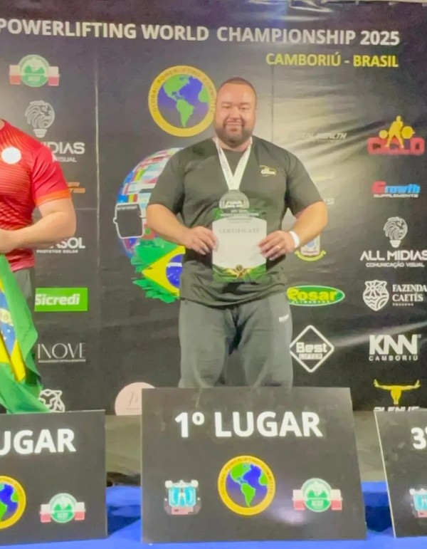 Brasileiro comemora recorde nacional e título mundial de Supino ...