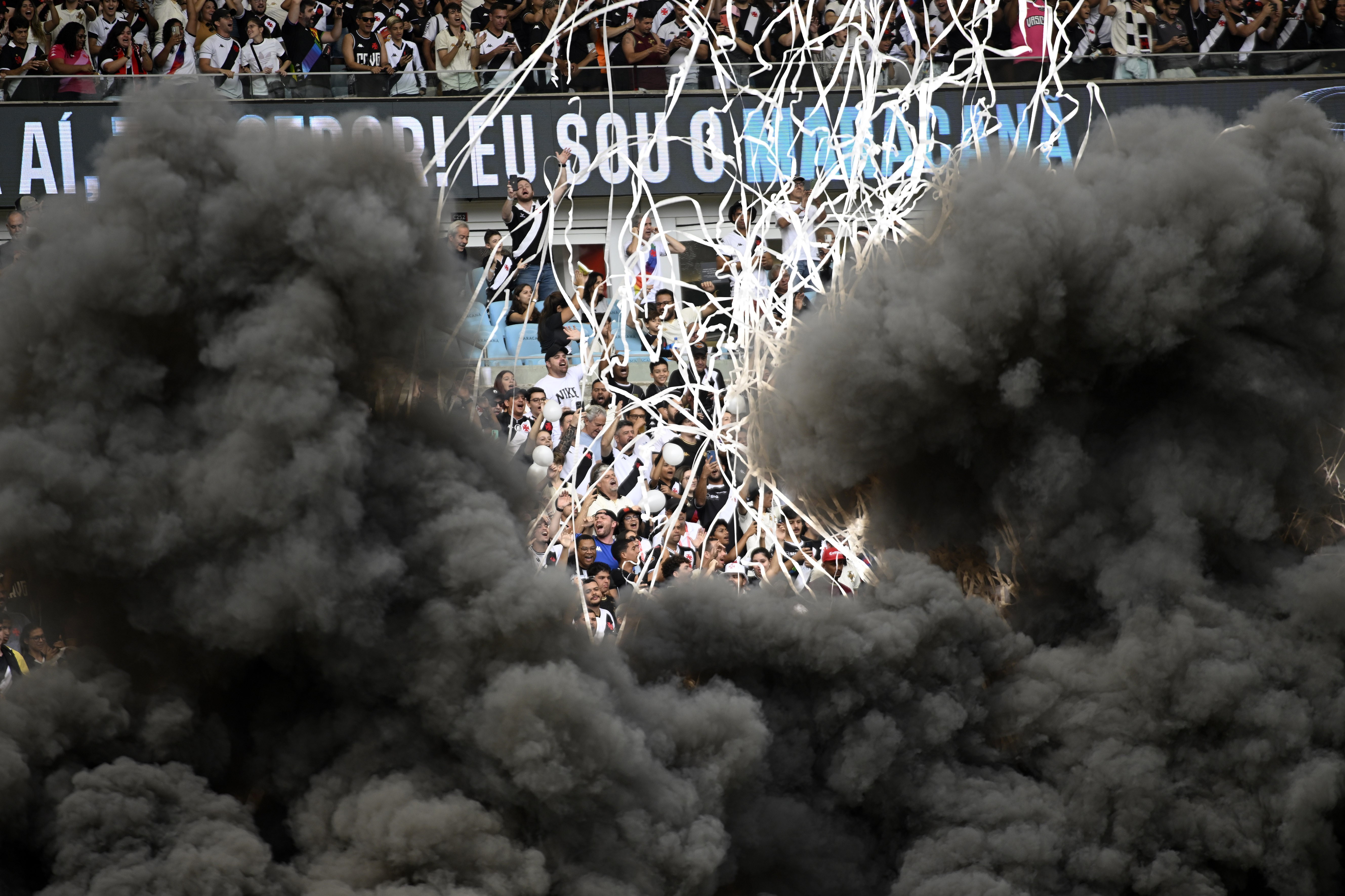 Em imagens, veja a festa da torcida no reencontro com o Vasco em casa ...